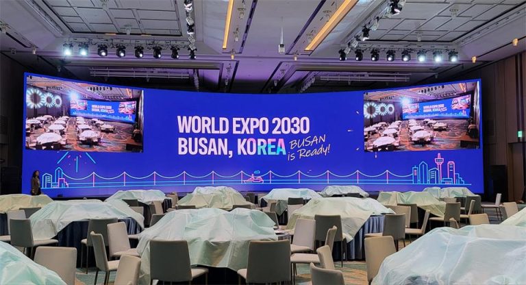 What Are The Benefits Of Curved LED Displays In Events? | Dicolor